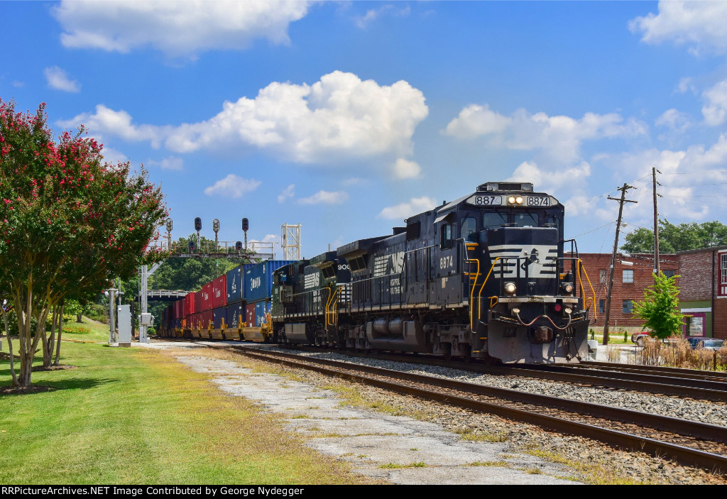 NS 8874 / C40-9 & 9009 / C40-9W are leading an intermodal